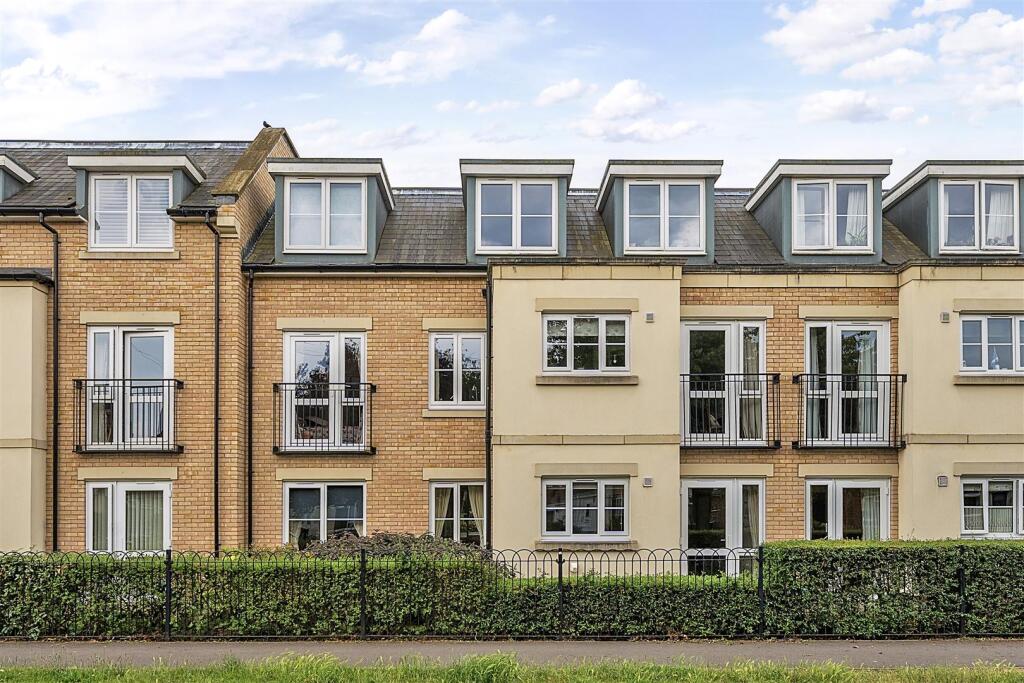 2 bedroom retirement property for sale in Linden Lodge, Bicester, OX26