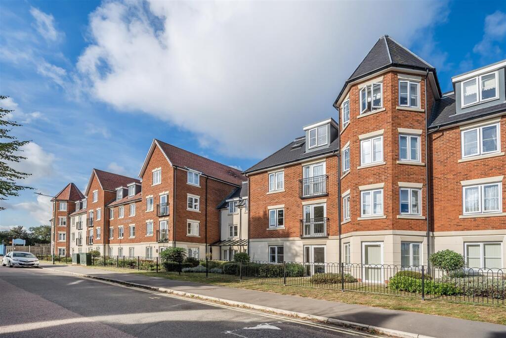 2 bedroom retirement property for sale in Keyes Lodge, Dartford, DA1