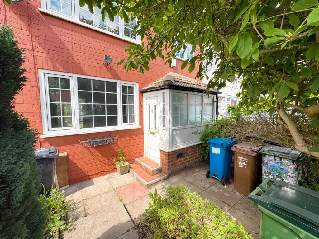 3 bedroom terraced house for rent in Fovant Crescent, Stockport ...