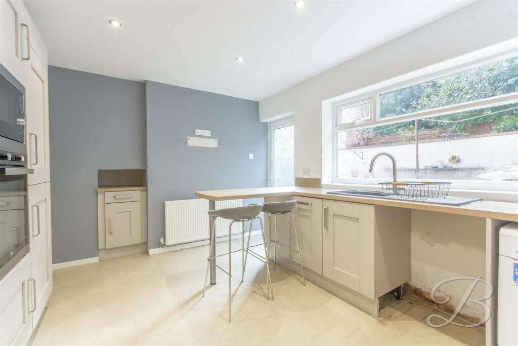 4 bedroom detached house for sale in Burwood Avenue, Mansfield, NG18