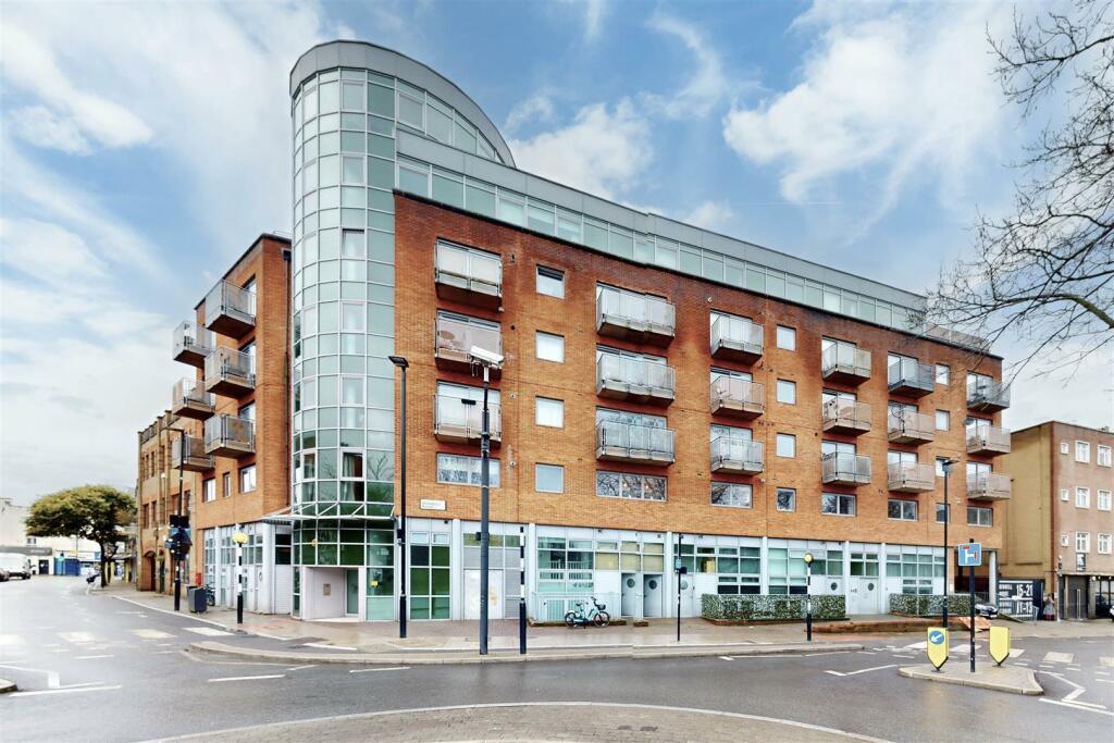 2 bedroom flat for sale in Benwell Road, London, N7