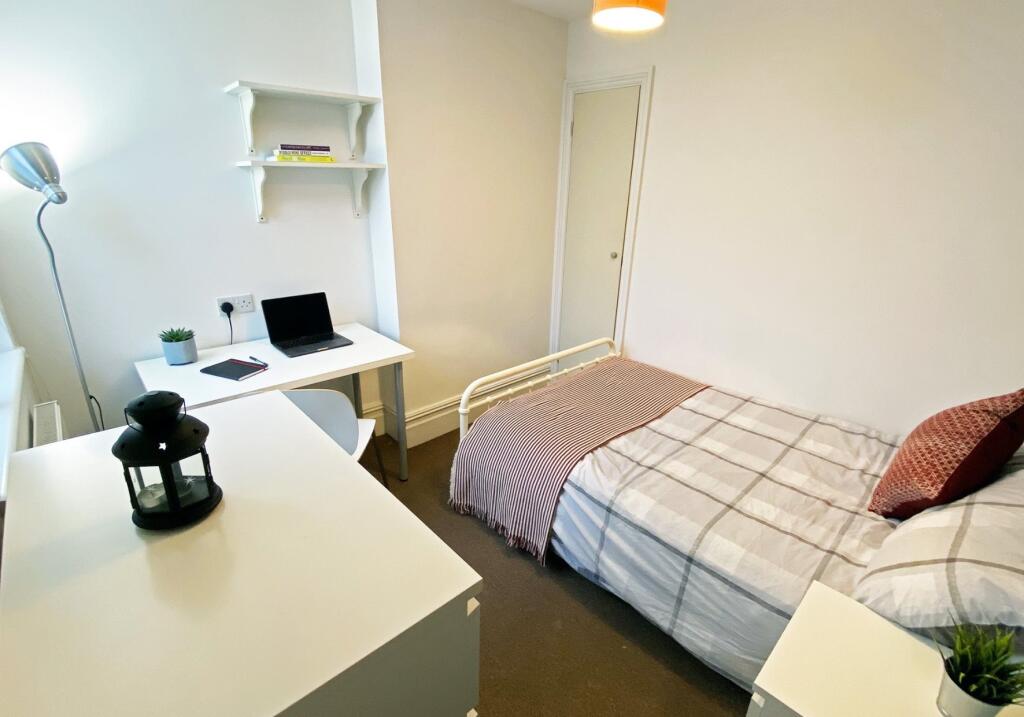 8 bedroom house for rent in Mackintosh Place, Roath, Cardiff, CF24