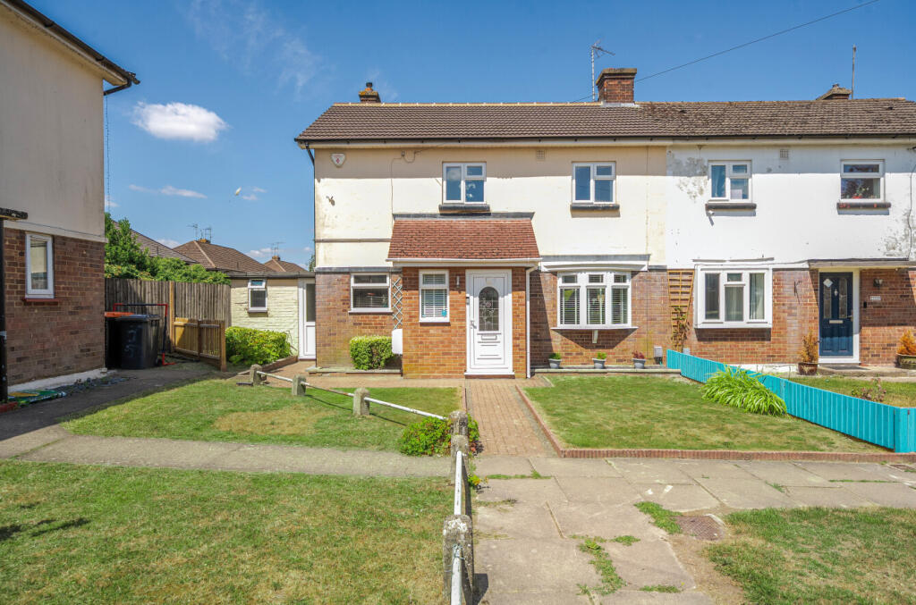 3 bedroom semi-detached house for sale in Drovers Way, Dunstable ...