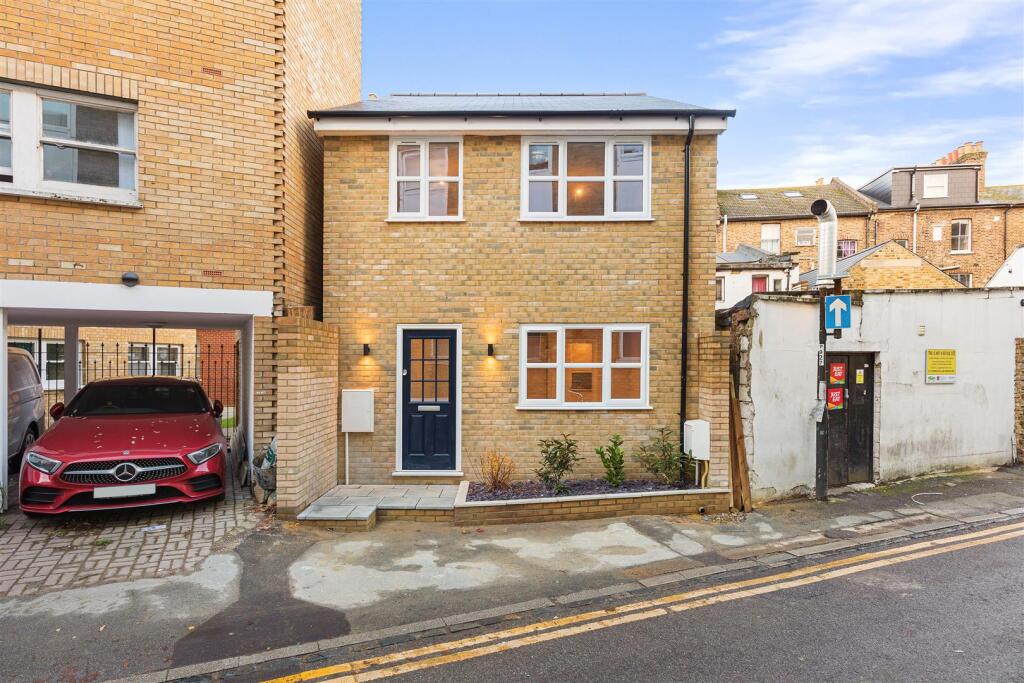 3 bedroom detached house for sale in Lansdowne Place, London, SE19