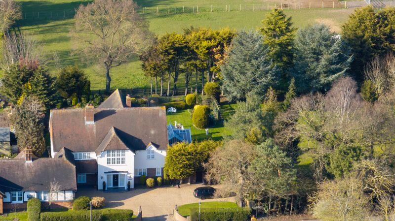 4 bedroom link detached house for sale in Orsett Village, RM16