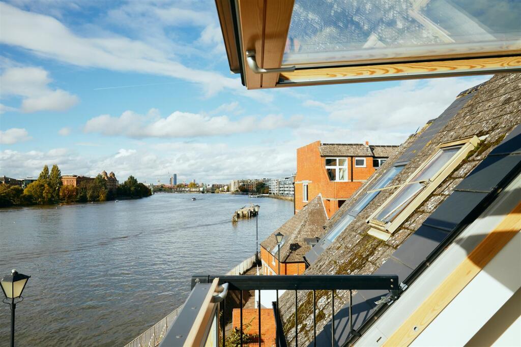 3 bedroom terraced house for sale in Crabtree Lane, Fulham, SW6