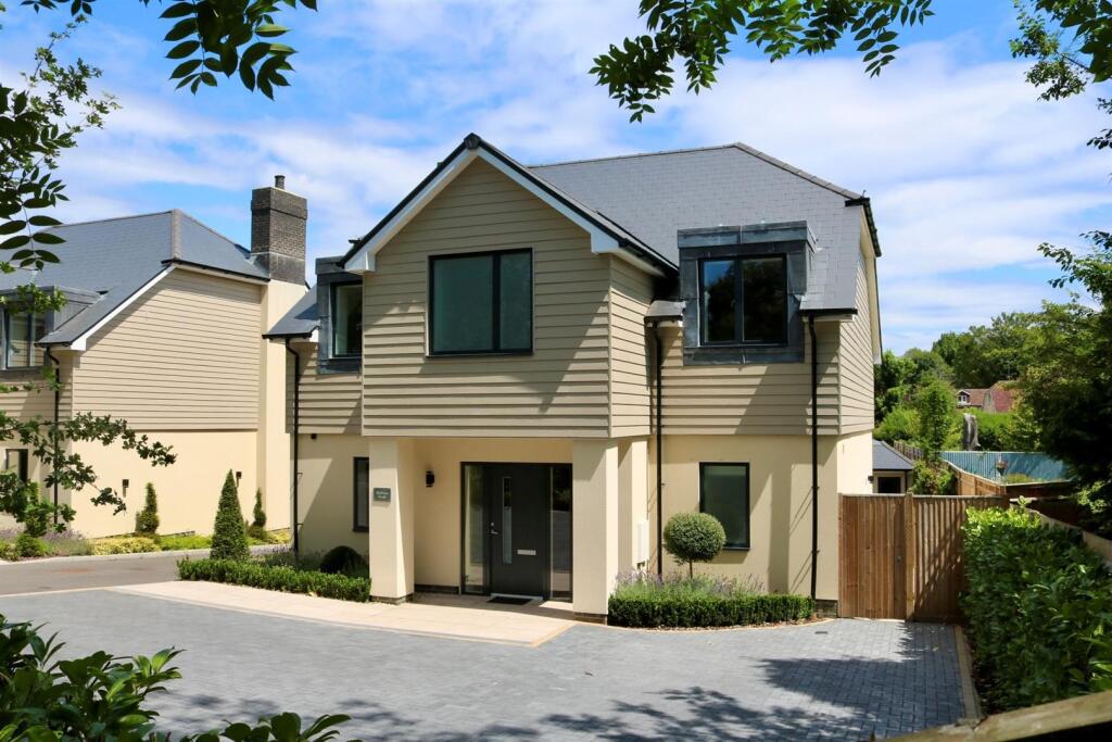 6 bedroom detached house for sale in Kennel Lane, Fetcham, KT22