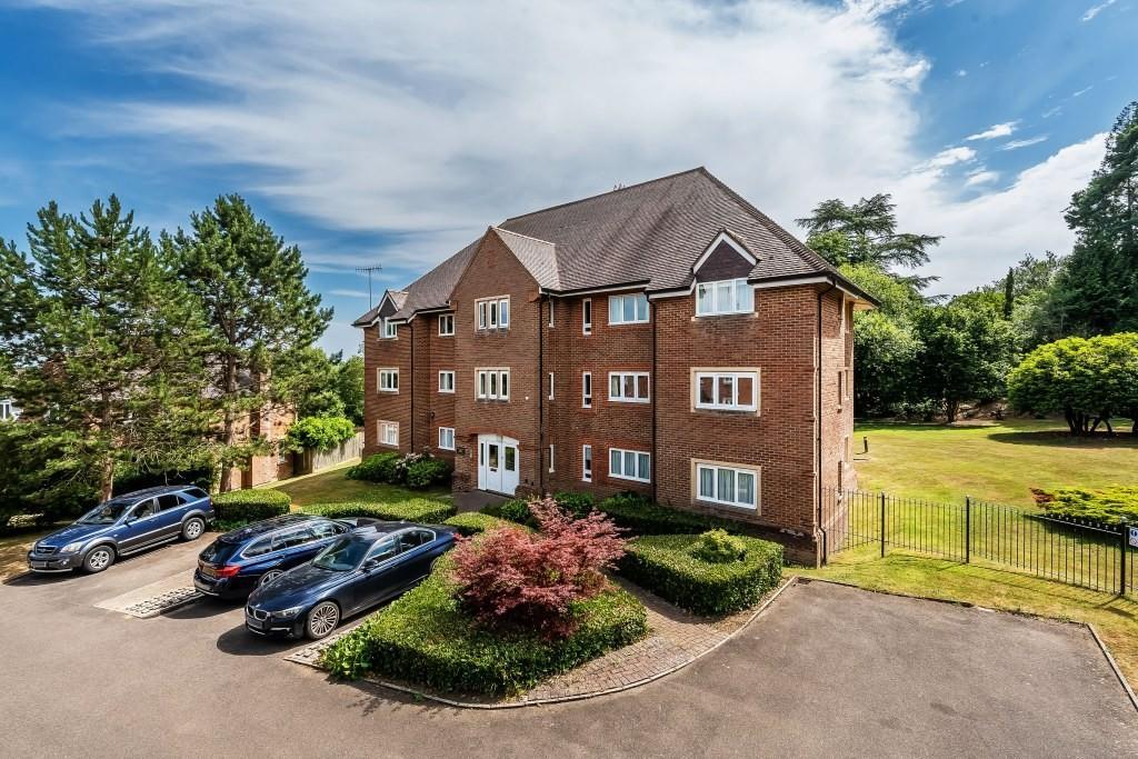 2 bedroom apartment for sale in Highacre, Dorking, RH4