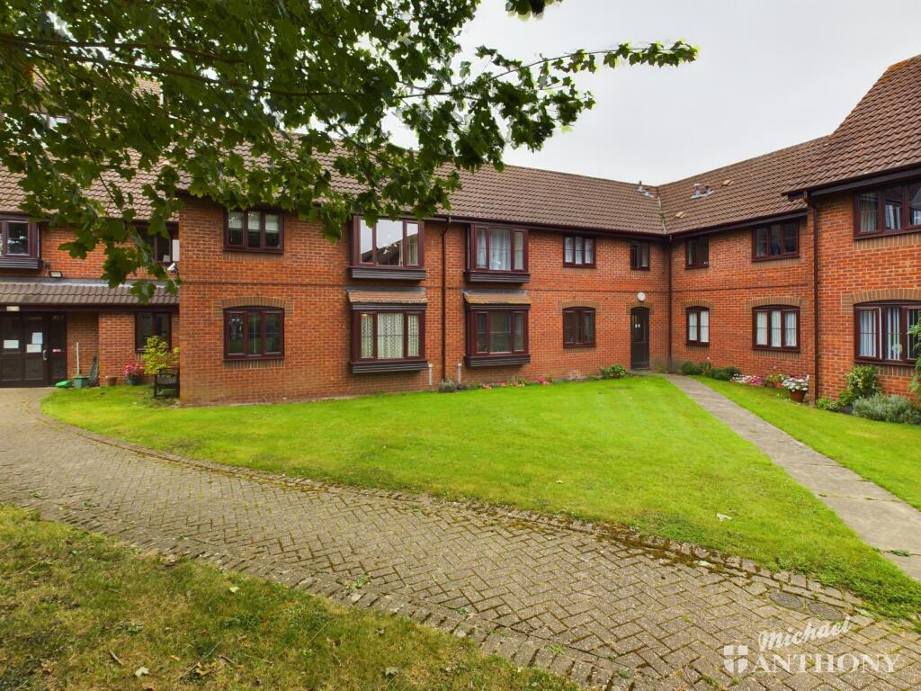 1 bedroom flat for sale in Churchill Court, Beaconsfield Road ...