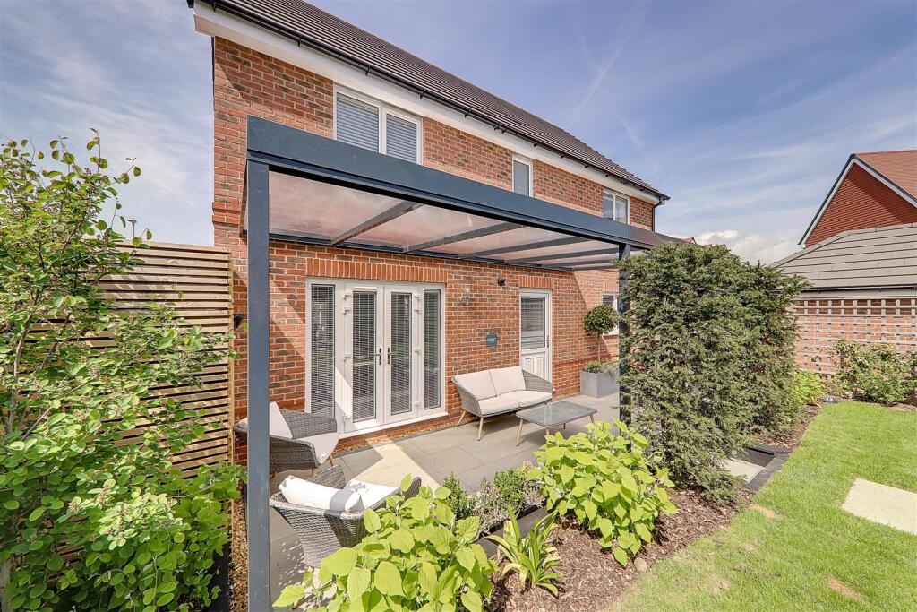 4 bedroom detached house for sale in Dianthus Grove, Durrington, BN13