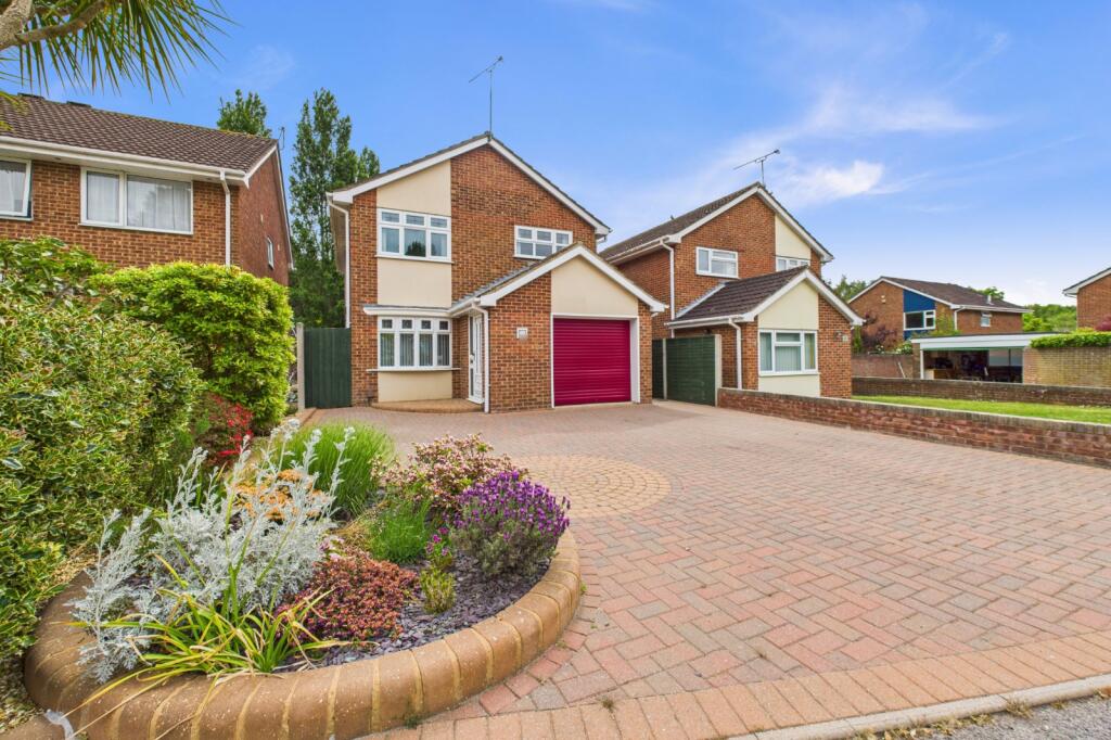 4 bedroom detached house for sale in Lytchett Drive, Broadstone, Dorset ...