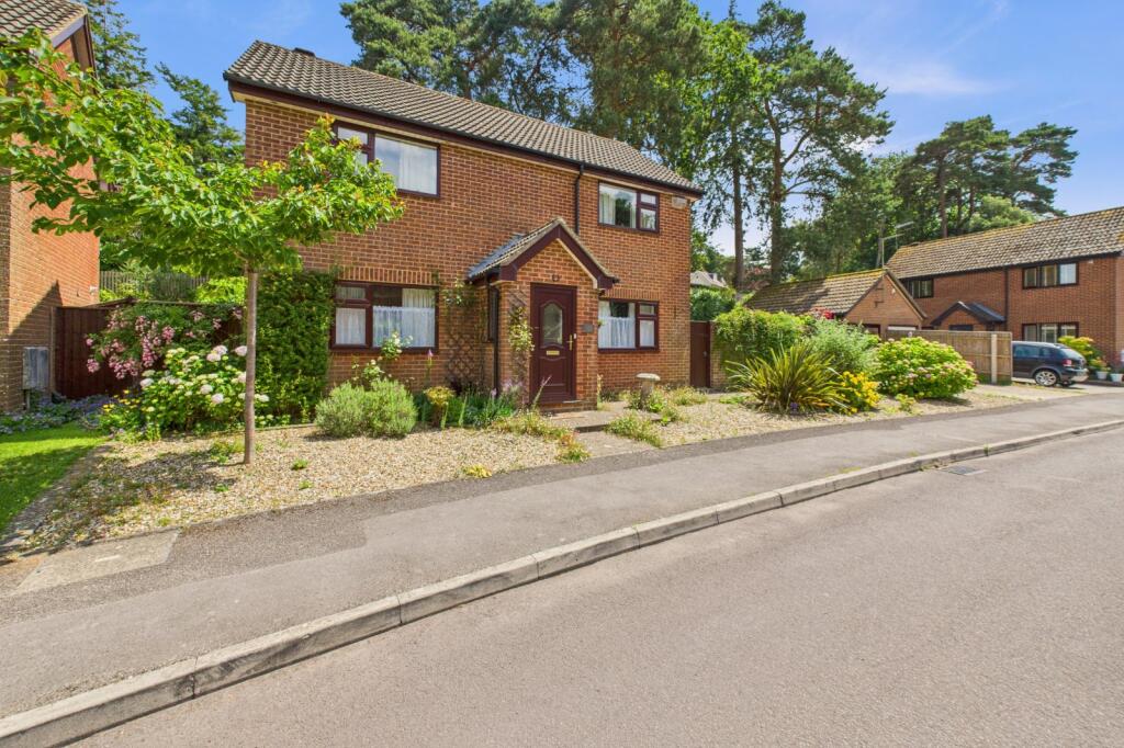 3 bedroom detached house for sale in Wentworth Drive, Broadstone ...