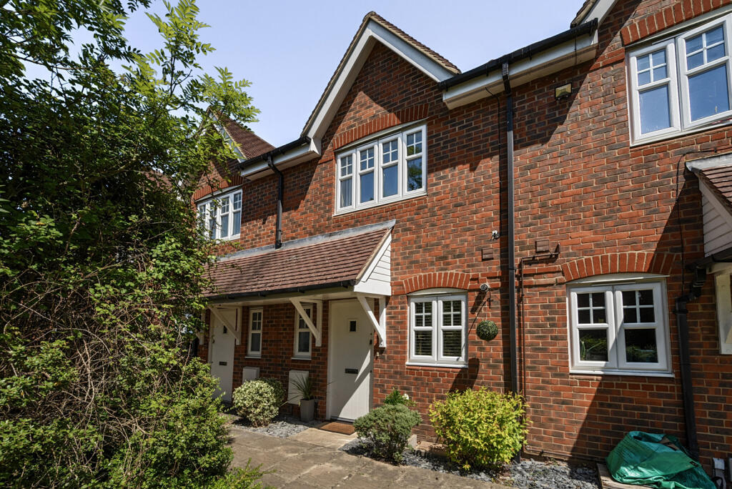 2 bedroom terraced house for sale in Skylark Way, Shinfield, Reading ...