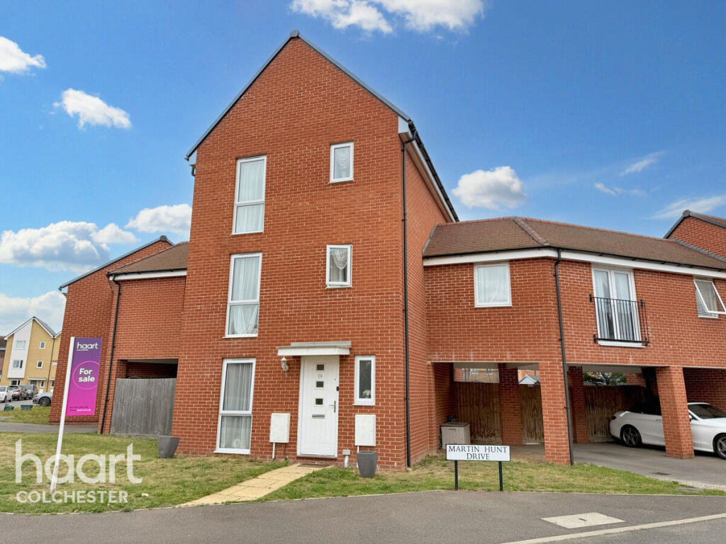 5 bedroom detached house for sale in Martin Hunt Drive, Colchester, CO3
