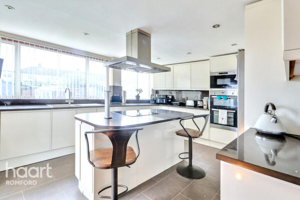 3 bedroom semi-detached bungalow for sale in Gorseway, Romford, RM7 0SH ...