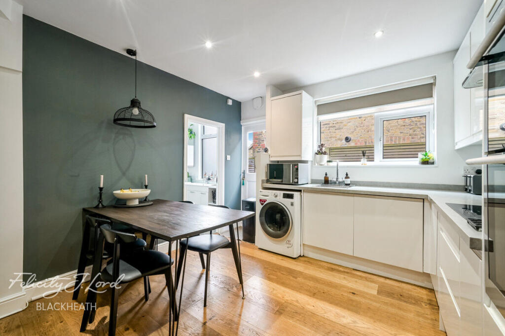 2 bedroom maisonette for sale in Eastcombe Avenue, London, SE7