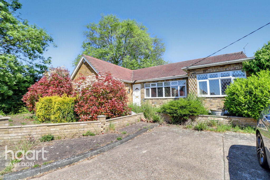 3 bedroom detached bungalow for sale in Burns Avenue, Basildon, SS13