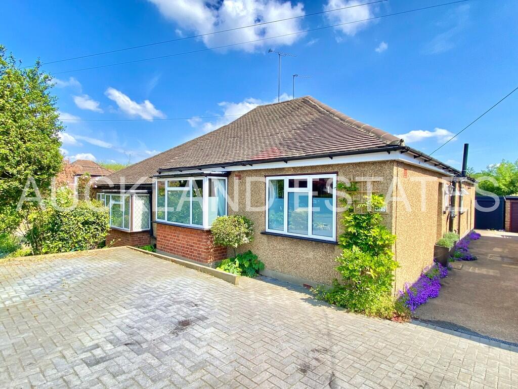 3 bedroom semi-detached bungalow for sale in Park Avenue, Potters Bar, EN6