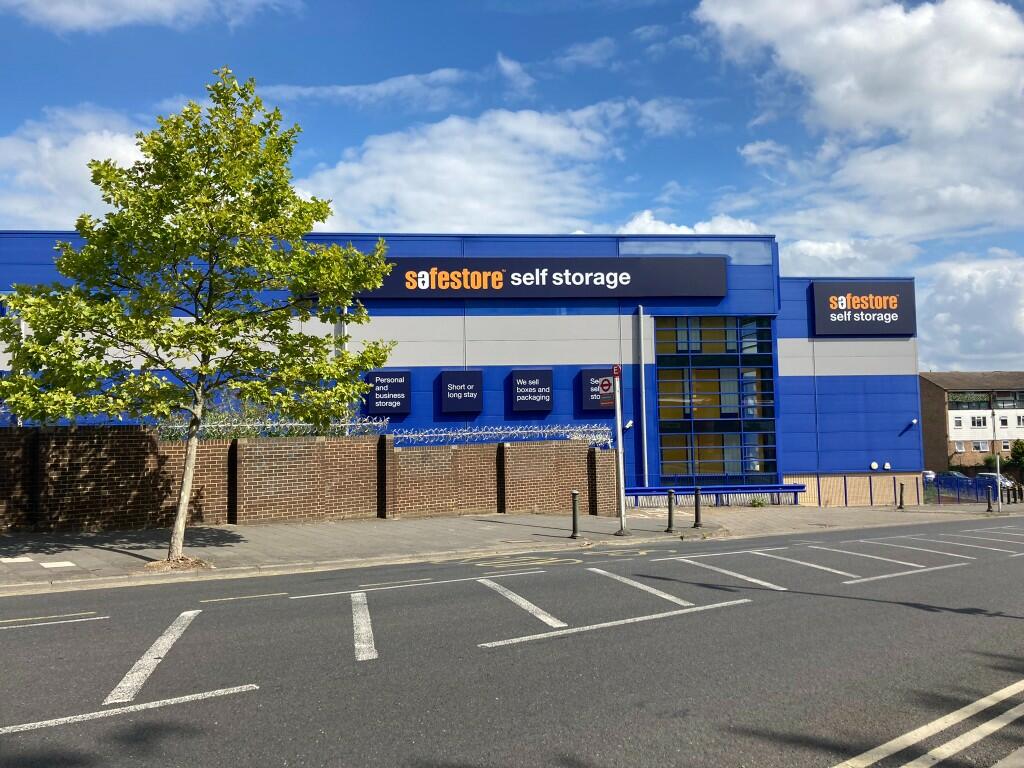 Storage facility to lease in Safestore Self Storage, Oakfield Road ...