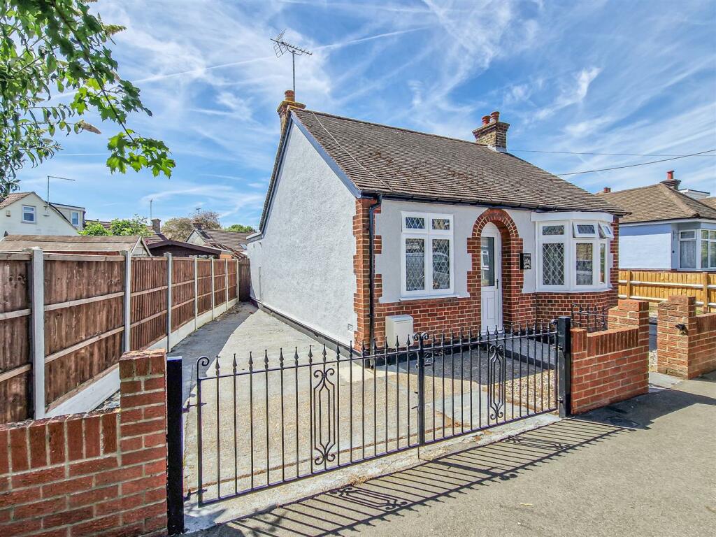 2 Bedroom Detached Bungalow For Sale In Feeches Road Southend On Sea Ss2