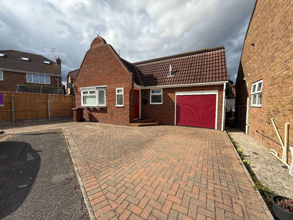 2 bedroom bungalow for sale in Ashleigh Close, Canvey Island, SS8