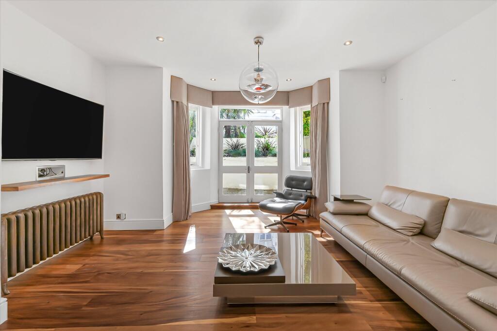 2 bedroom flat for rent in Belsize Square, London NW3