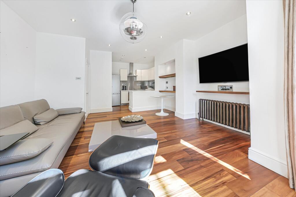 2 bedroom flat for rent in Belsize Square, London, NW3