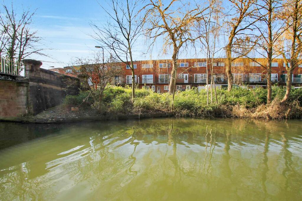 3 bedroom terraced house for sale in Waterside, Peartree Bridge, MK6