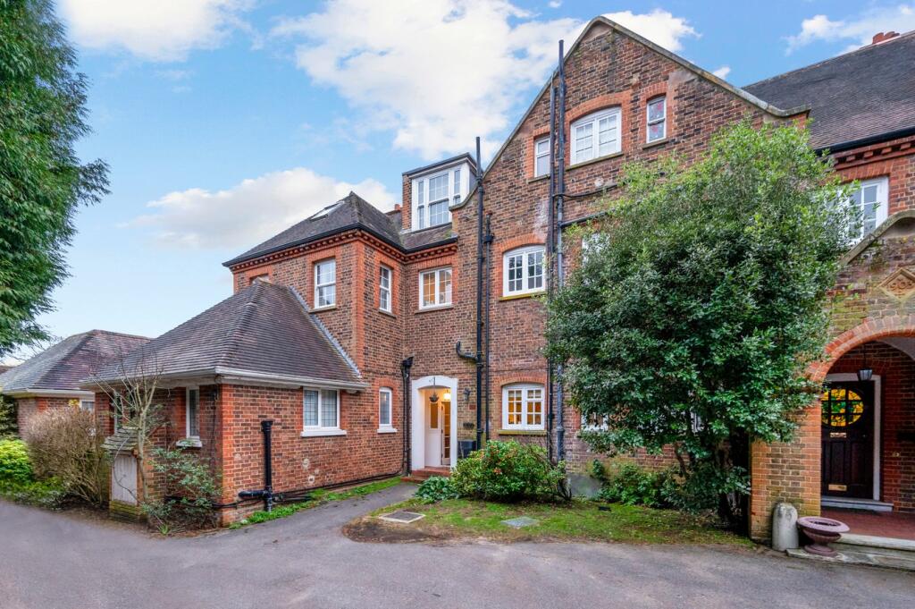 2 bedroom apartment for sale in Oatlands Chase, Weybridge, KT13