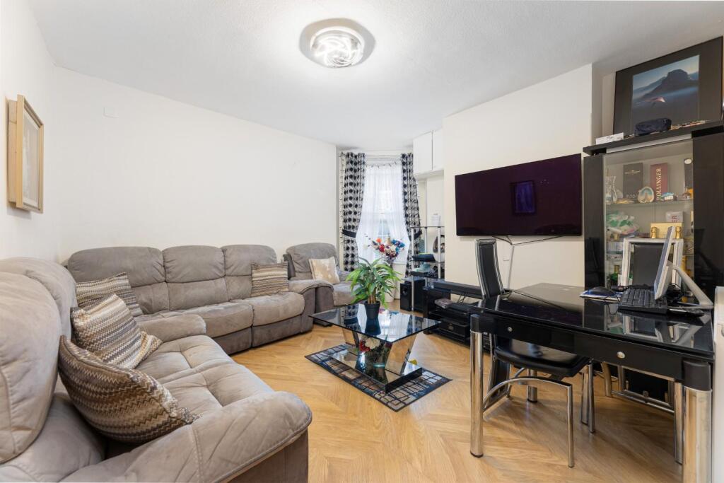 1 bedroom flat for sale in Comber Grove, London, SE5