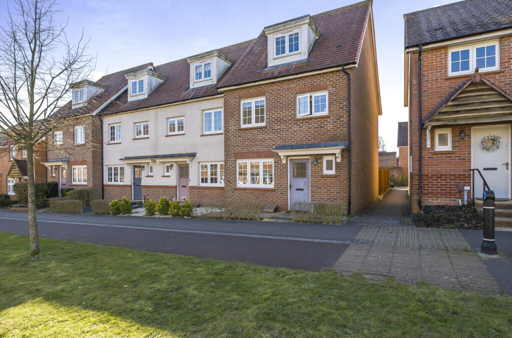 4 bedroom end of terrace house for sale in Eagle Way, Bracknell ...