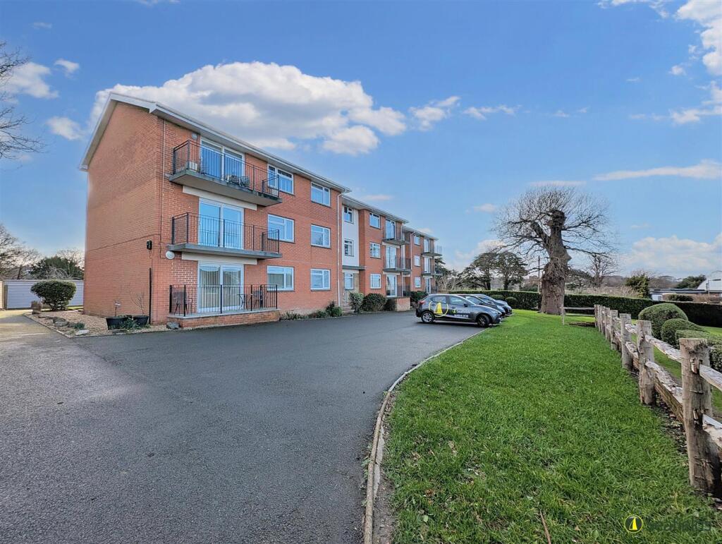 2 bedroom apartment for sale in Steyne Road, Seaview, PO34 5BH, PO34