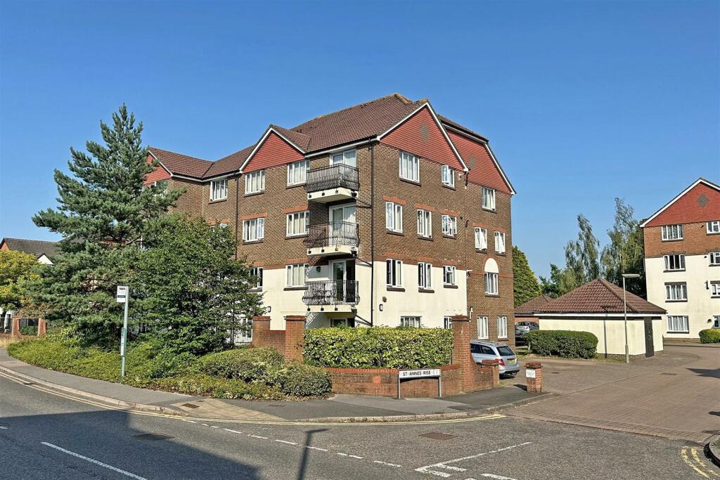2 bedroom flat for sale in St. Annes Rise, Redhill, RH1
