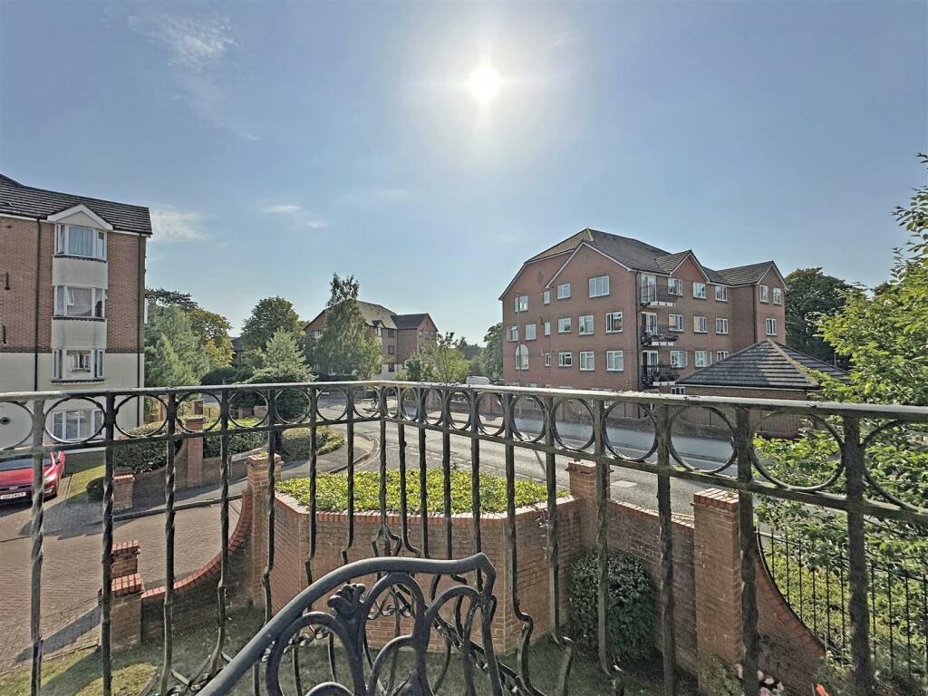 2 bedroom flat for sale in St. Annes Rise, Redhill, RH1