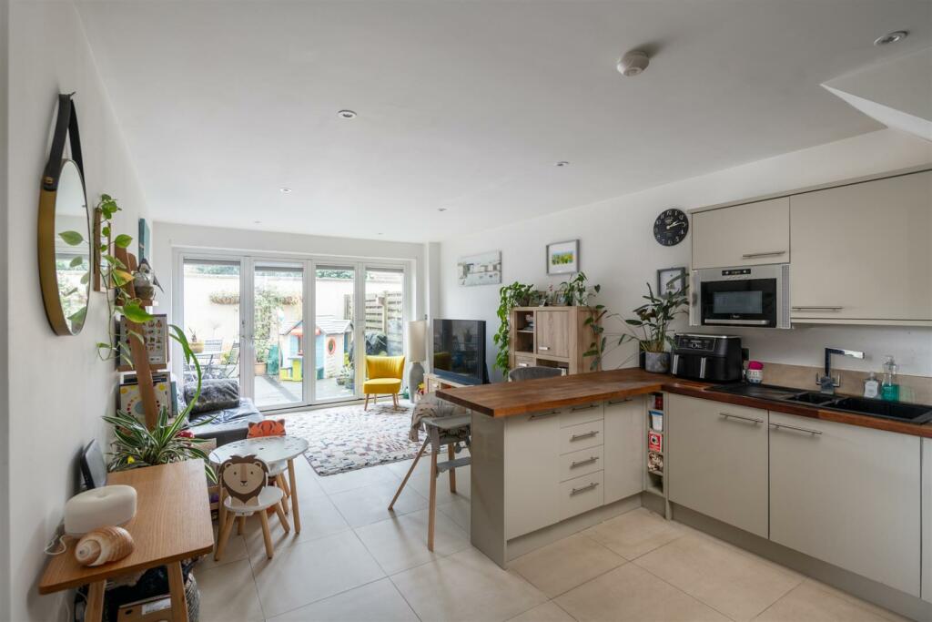 2 bedroom terraced house for sale in High Street, Nutfield, Redhill, RH1