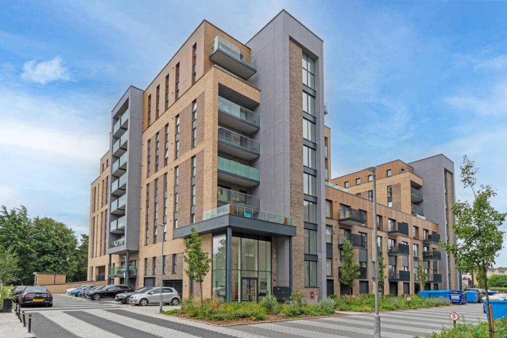 2 bedroom apartment for sale in Edinburgh Gate, Harlow, Essex, CM20