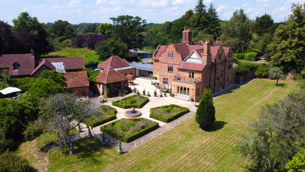 4 bedroom manor house for rent in Bagshot Road, Chobham, GU24