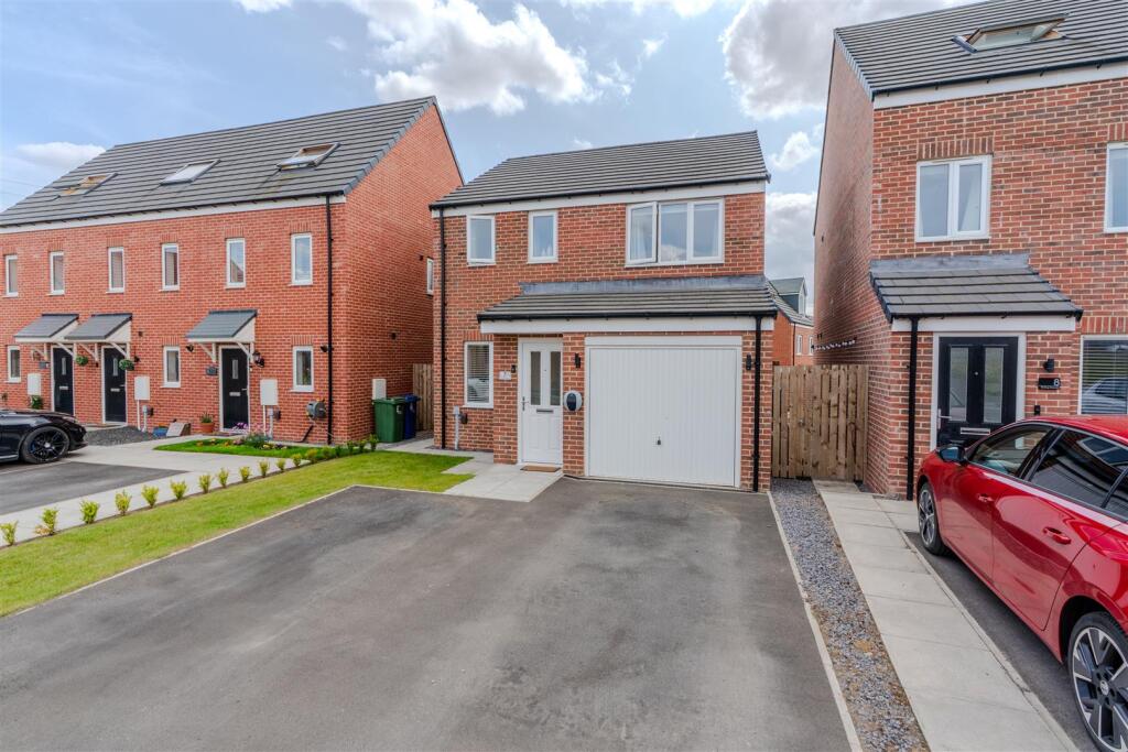 3 bedroom detached house for sale in Woking Crescent, The Fairways, NE23