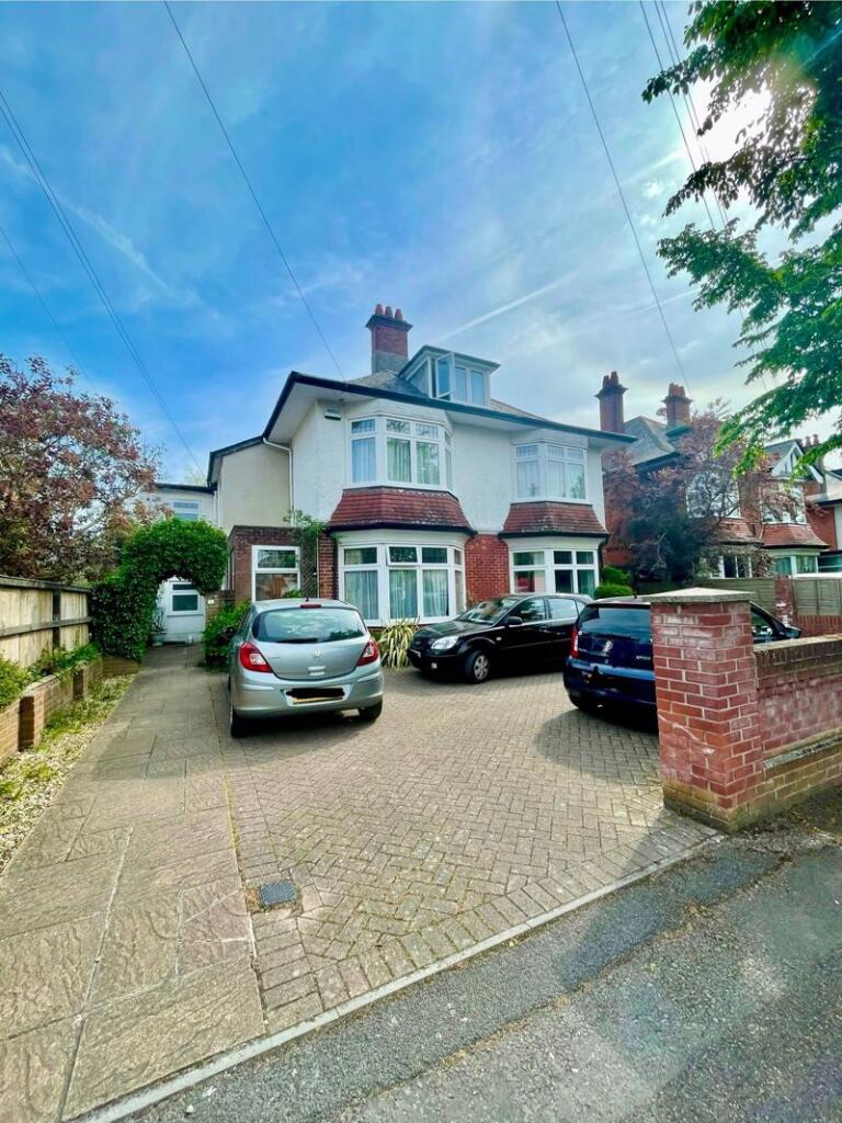 8 bedroom detached house for rent in Spacious Room in 8-Bedroom House ...