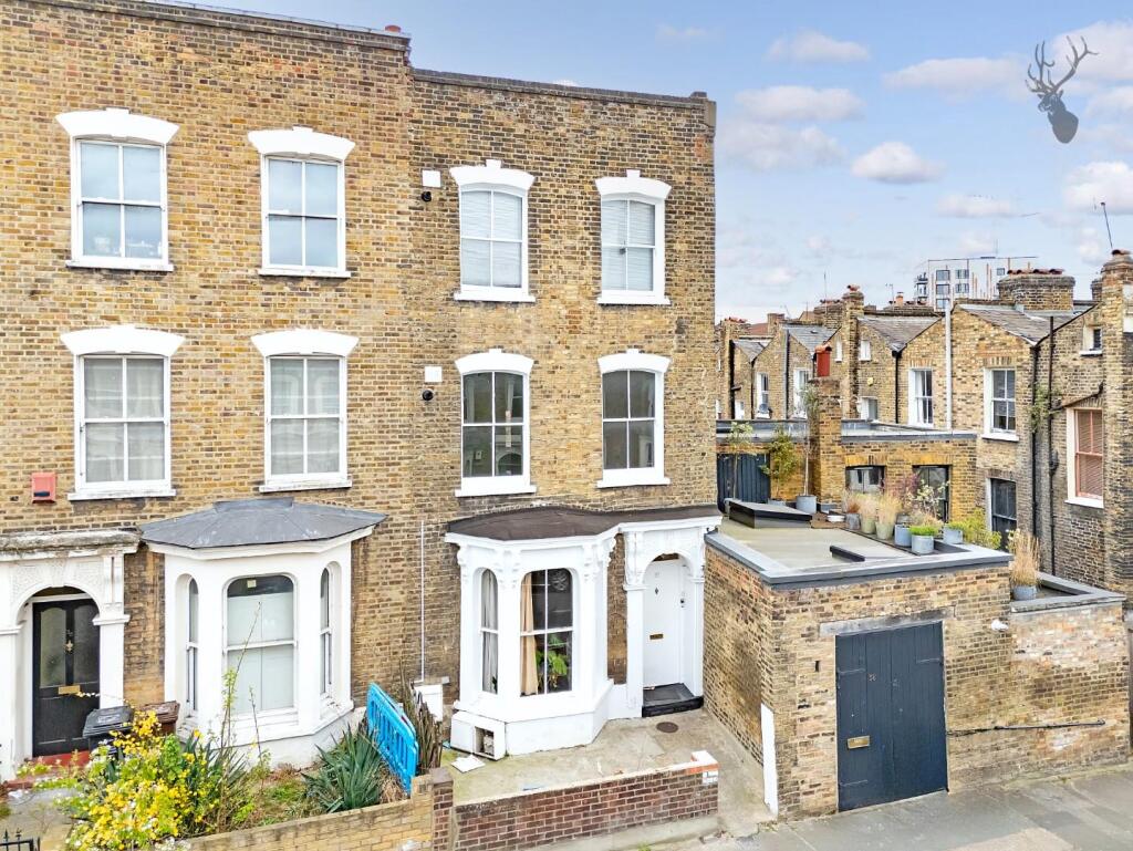 3 bedroom apartment for sale in Queen Anne Road, Hackney, E9