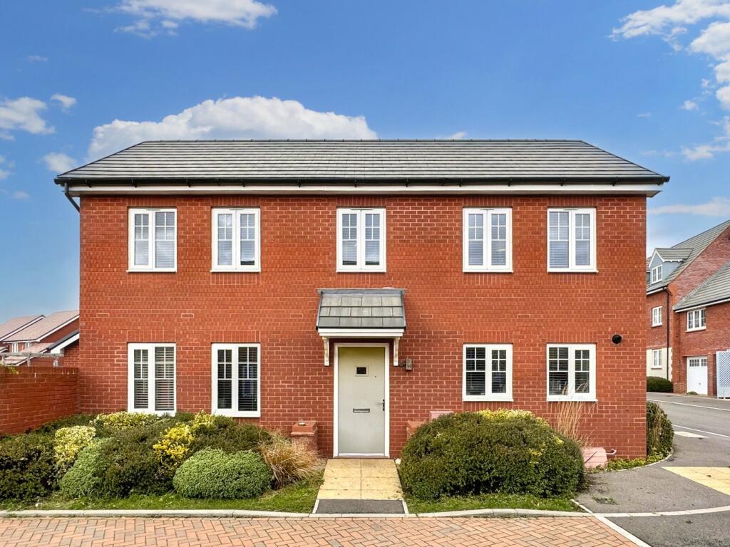 4 bedroom detached house for sale in Blackthorn Row, Faringdon, SN7