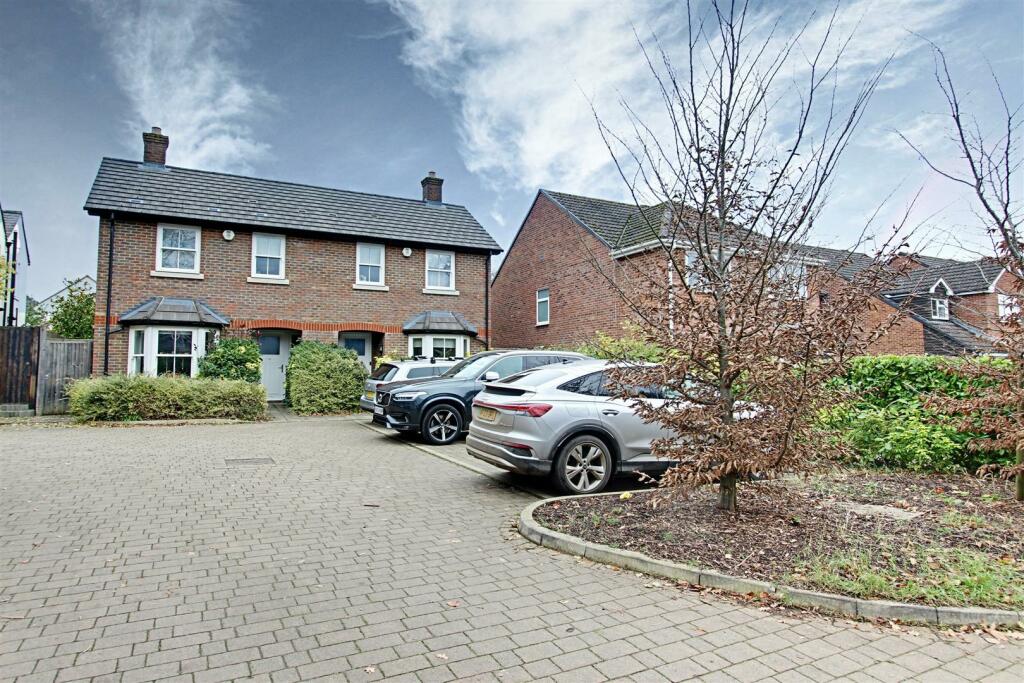 3 bedroom semi-detached house for sale in Reson Way, Boxmoor, HP1
