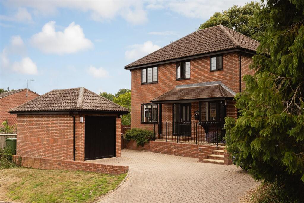 4 bedroom detached house for sale in Parkwood Road, Nutfield, Redhill, RH1