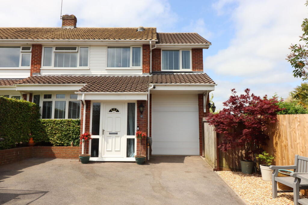 3 bedroom semi-detached house for sale in Beech Road, Alresford, SO24