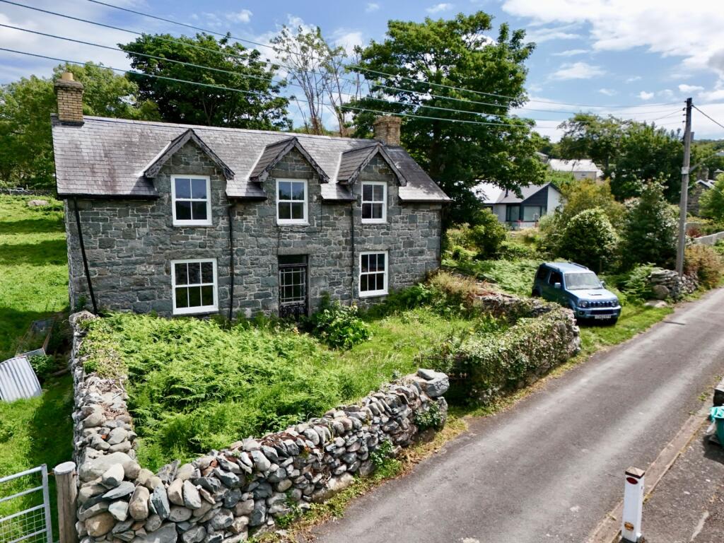 4 bedroom detached house for sale in Pentre Canol Farm House, Dyffryn ...