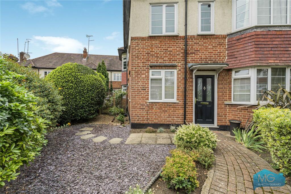 2 bedroom maisonette for sale in Nether Street, London, N3