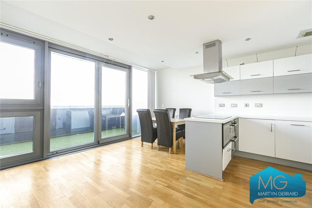 3 bedroom penthouse for sale in Kingsway, London, N12