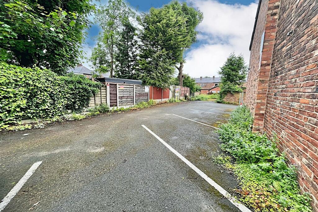 Plot for rent in Davenfield Grove, Manchester, M20