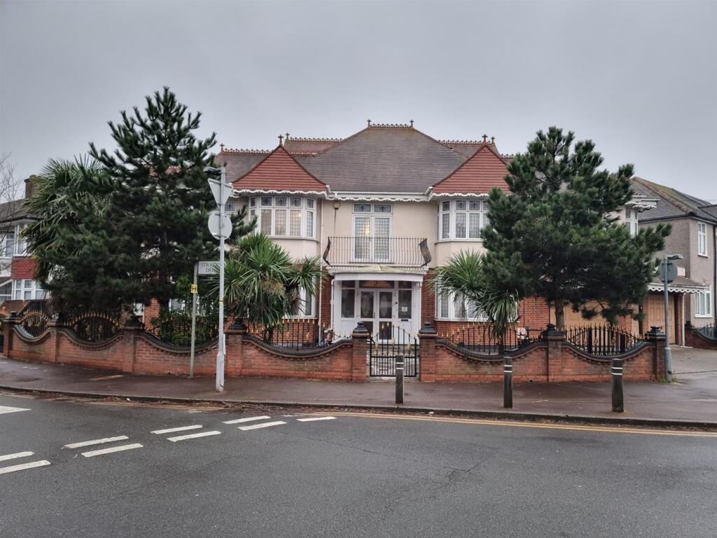 6 bedroom house for sale in Stratton Drive, Barking, IG11