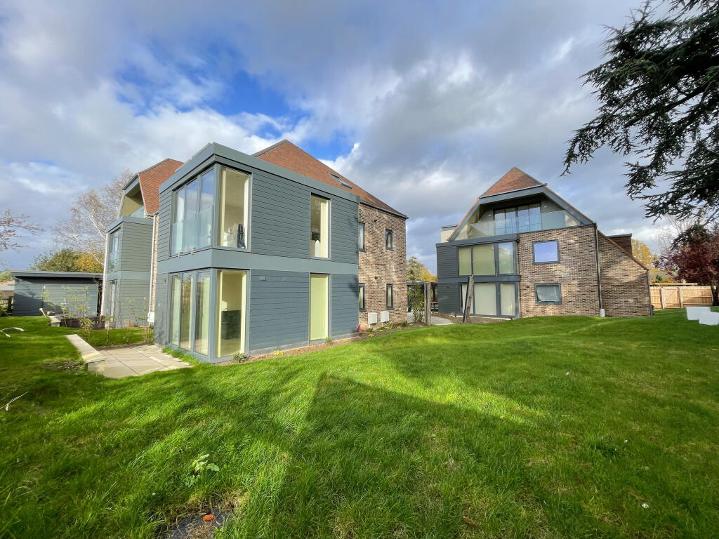 2 bedroom flat for rent in Flat 6 Block B Southernwood, Fordham Road ...